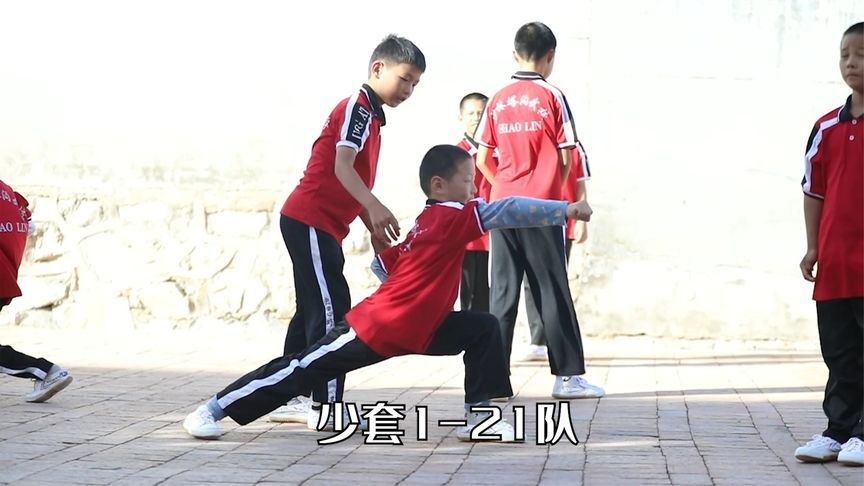 我在塔沟武校学武术:帅气的功夫小子,练起武术来真有劲!