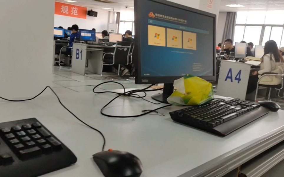 关于我学了三节C语言课后就开始在课上玩自己抄的C语言小游戏这件事