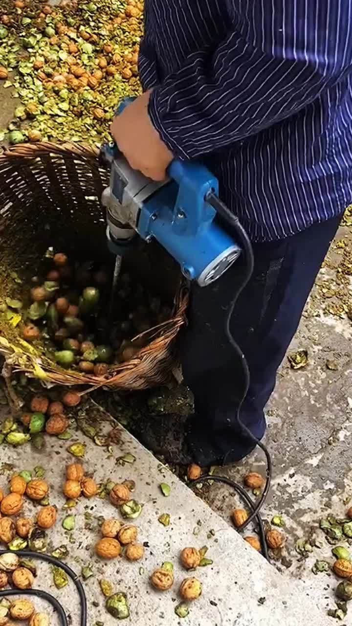 这办法取核桃皮还是挺好的!请大家不要模仿