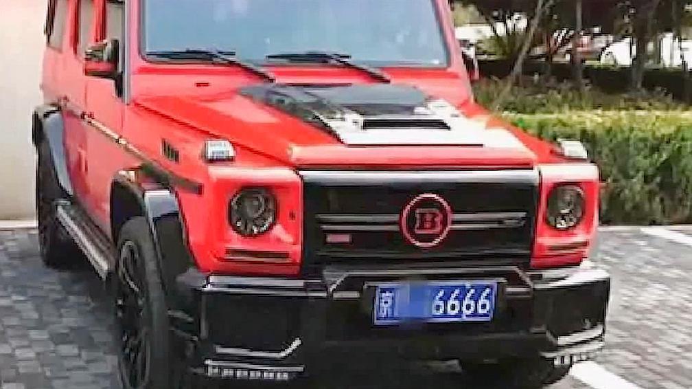 老婆撞辆B标车,得知没带翅膀,松了口气,现场一看,呆了