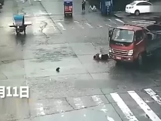 三轮车超速撞人后居然还逃逸了,后悔都来不及了