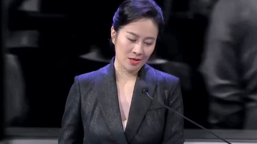 我奋斗了18年,才和你坐在一起喝咖啡。