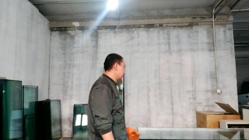 农村小伙加工断桥铝门窗玻璃,140方玻璃天黑才弄完,累劈了
