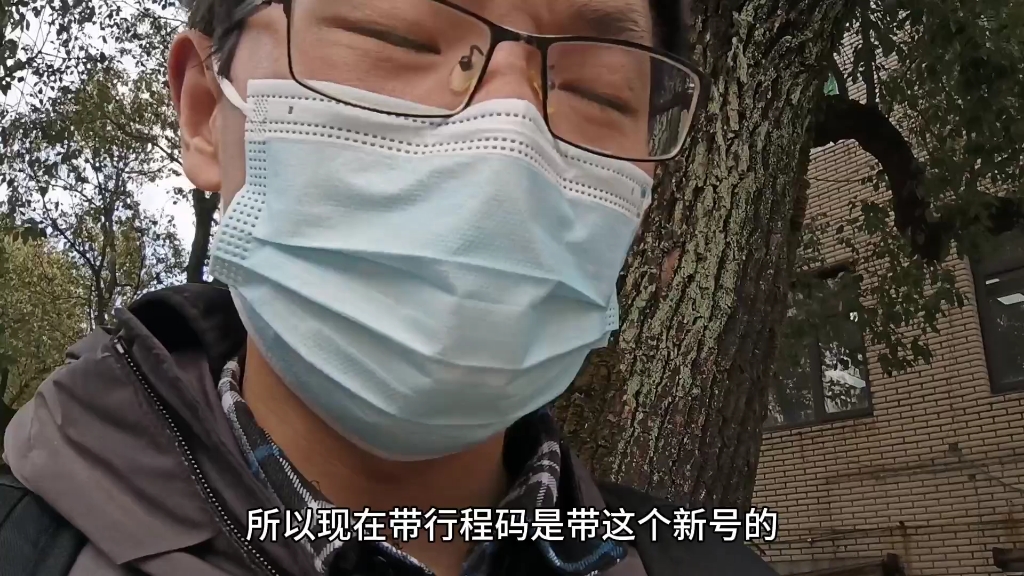 法院开庭追究供货商责任,行程码绿码带星也不让进,小伙无奈焦急在...