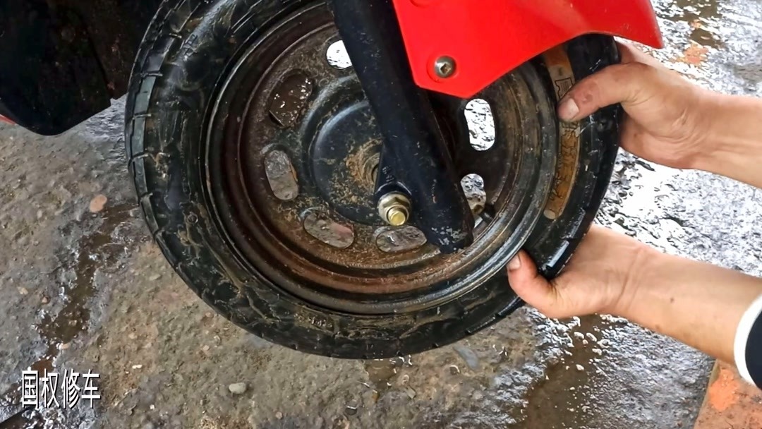 电动车骑行半路轮胎没气怎么办?师傅教你一个简单的应急方法