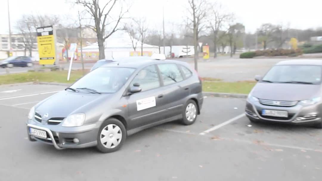 倒车时,如何保证车身是正的?老司机都这样做