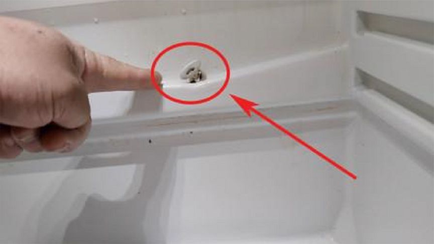 冰箱里边有个小孔,只需动一动,不结冰不结霜还省电费,早知早好