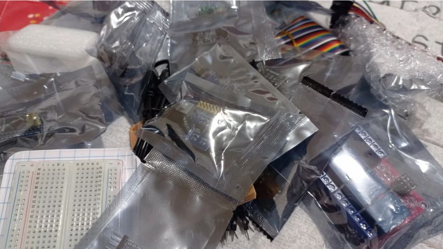 折个箱看下,看200多块钱能买些什么电子模块,大都传感器模块