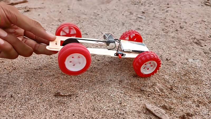 不到10块!打造一台迷你小车,很精巧的模型