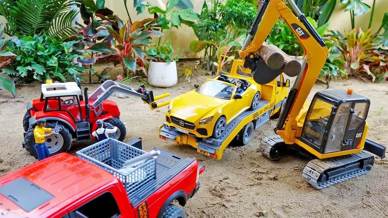 维修工人和工程车合作维修小叉车