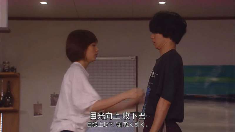 模特经纪人教男孩走模特步,这段挺有意思