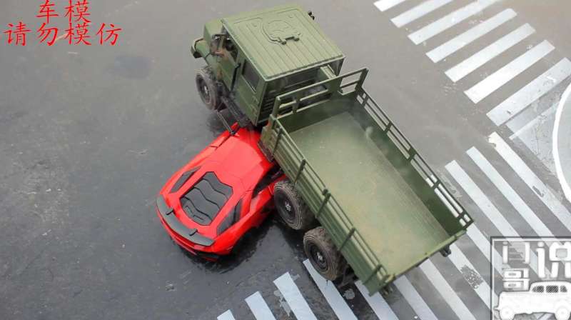 汽车模型:跑车在公路上飙车,只因速度过快,结果发生交通事故