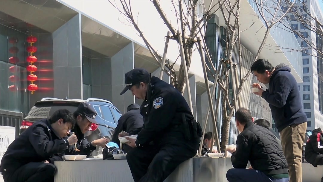 一张张床位的背后是什么?疫情不结束,他们不退岗!