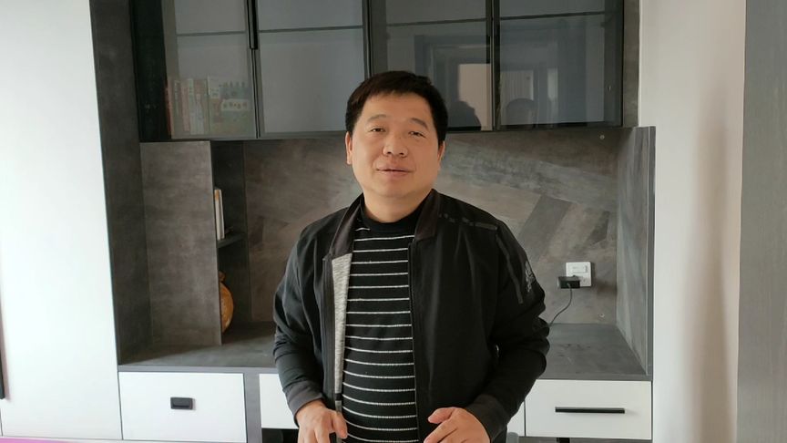 8平米的房间,榻榻米实现了1.8米的床,3门衣柜,1.4米的书桌!