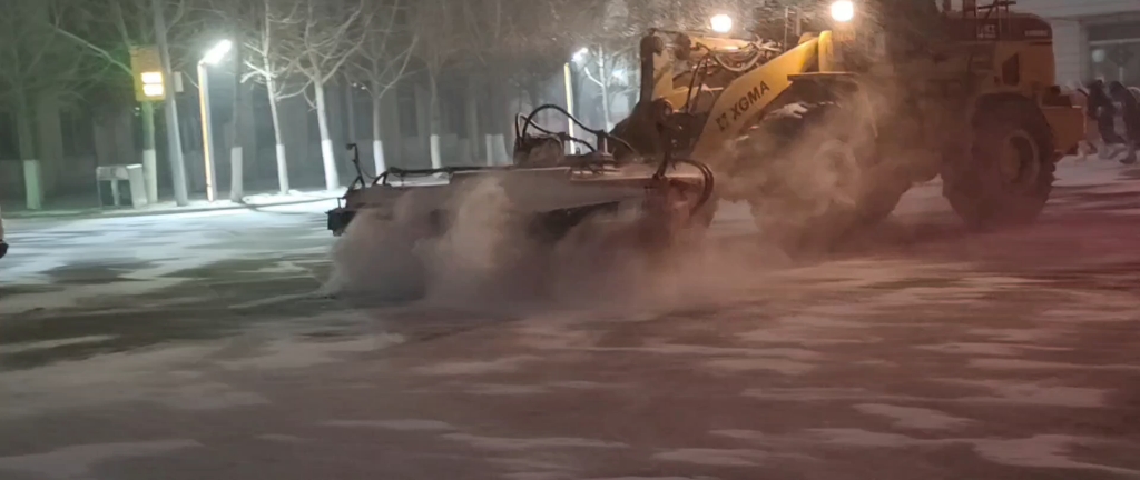 雪后银装素裹的校园 用勤奋劳动,诚实劳动清扫路面积雪 创造人生价值!