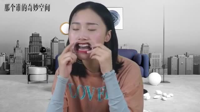 美女挑战用开口器吃东西 样子不要太搞笑 说话也不利索了