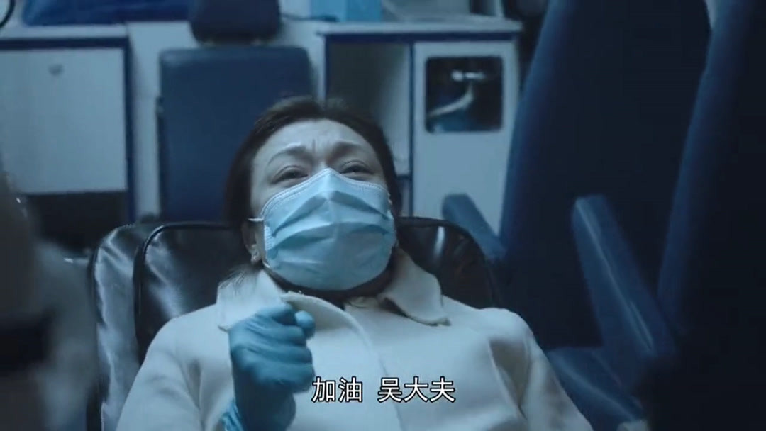 最美逆行者:疫情期间吴医生发烧被送去医院,邻居们含泪向吴医生加油...