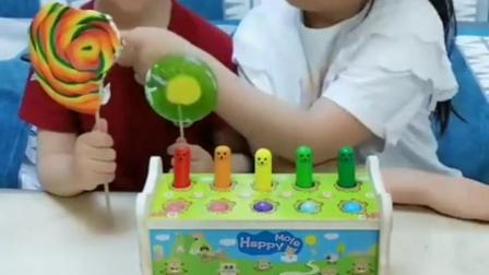 亲子有趣幼教动画:贝儿给小白雪买了一个可爱的红色三轮车!