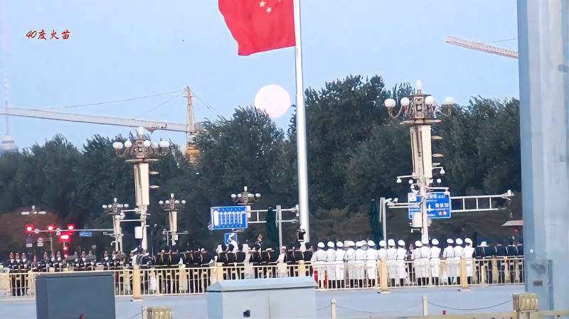 天安门11.1现场升旗仪式 36名国旗护卫队正步走138步抵达旗杆下