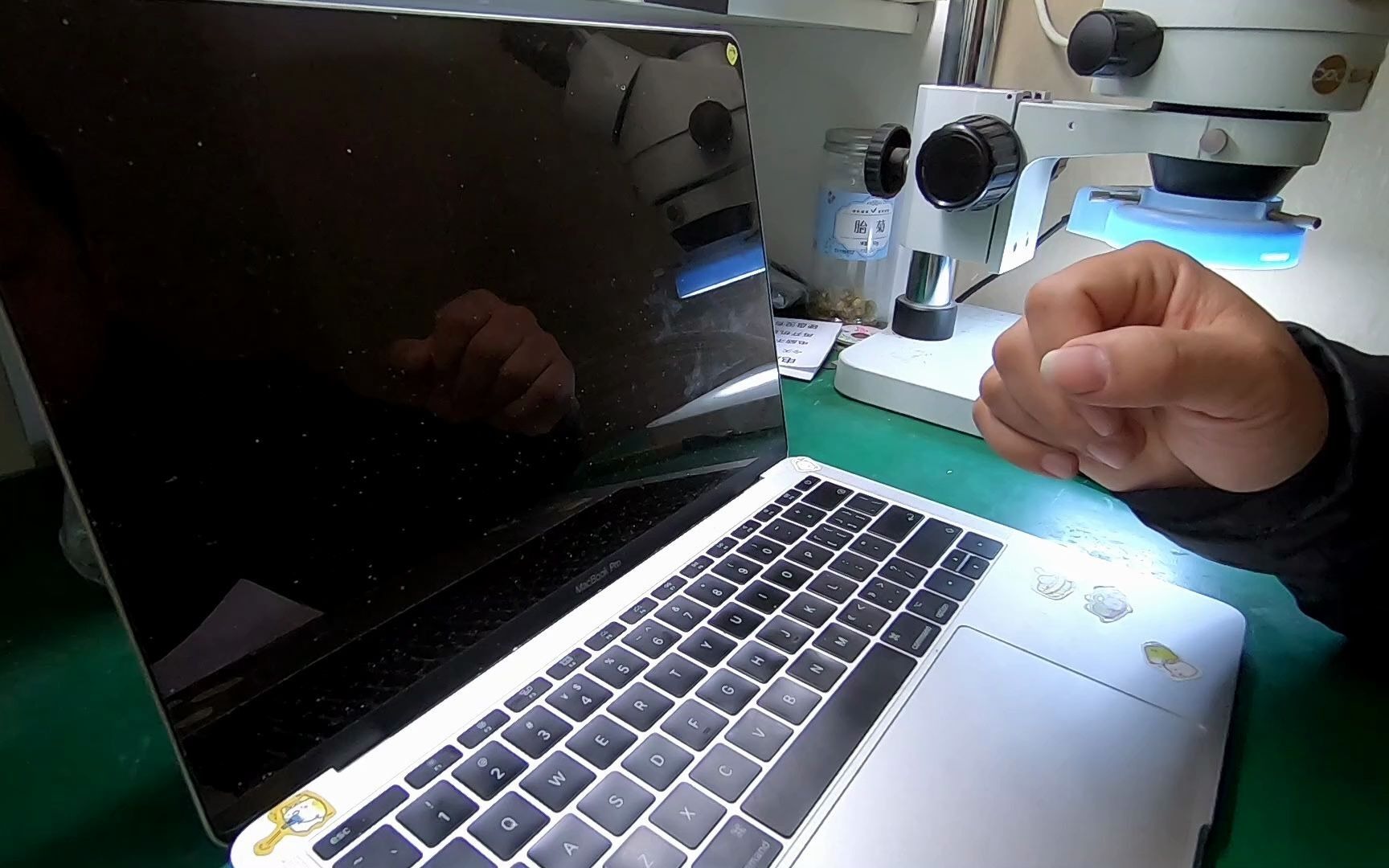 2017款13寸MacBookPro问题真多,一个磕碰不开机、硬盘、电池都挂掉