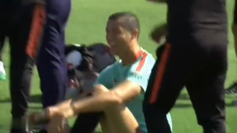 联合会杯要夺冠!C罗国家队训练状态轻松说笑不停