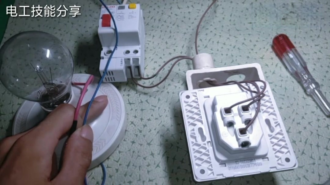 火线、零线,地线颜色一样,火线容易区分,零线和地线怎么区分?