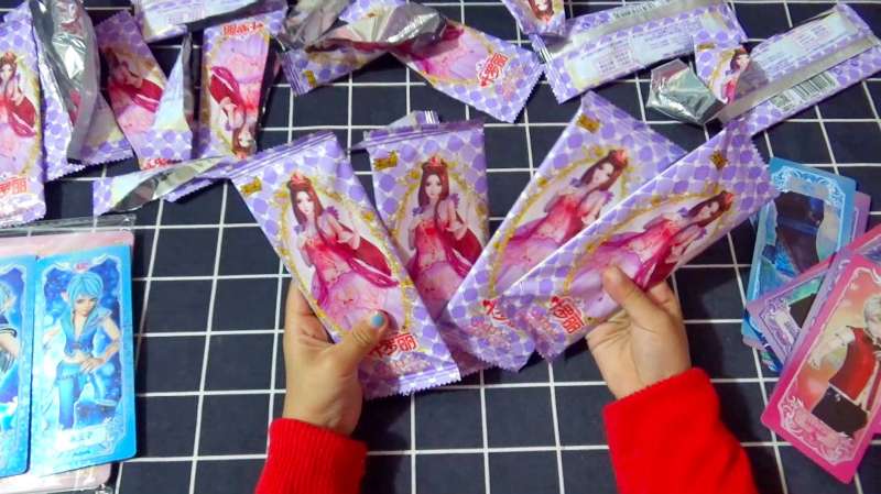 拆叶罗丽卡片,最后四包你们说还拆不拆呢