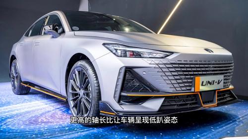 换挡拨片,自动升降尾翼,年轻人最爱的运动轿跑,顶配才13.5万