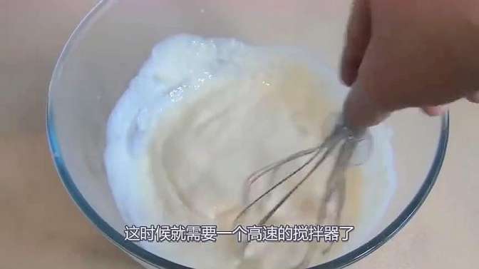 用牛奶自制奶油的做法，在家就能制作新鲜的奶油，超级简单还好吃