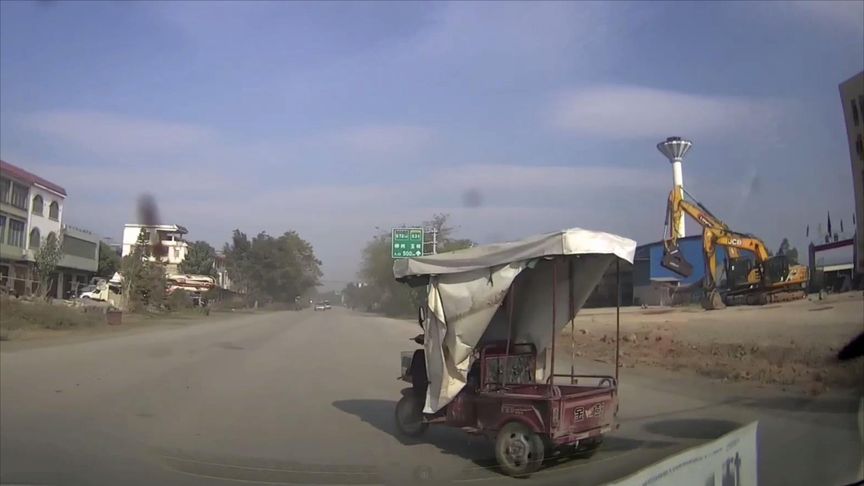 开车要把周边交通参与者当疯子-电动车直接拐弯