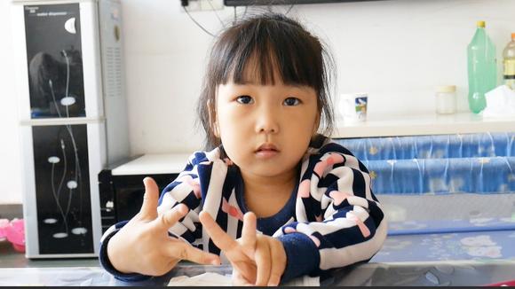 4岁孩子用手算20以内加法,12跟21总是分不清楚,无奈的表情亮了