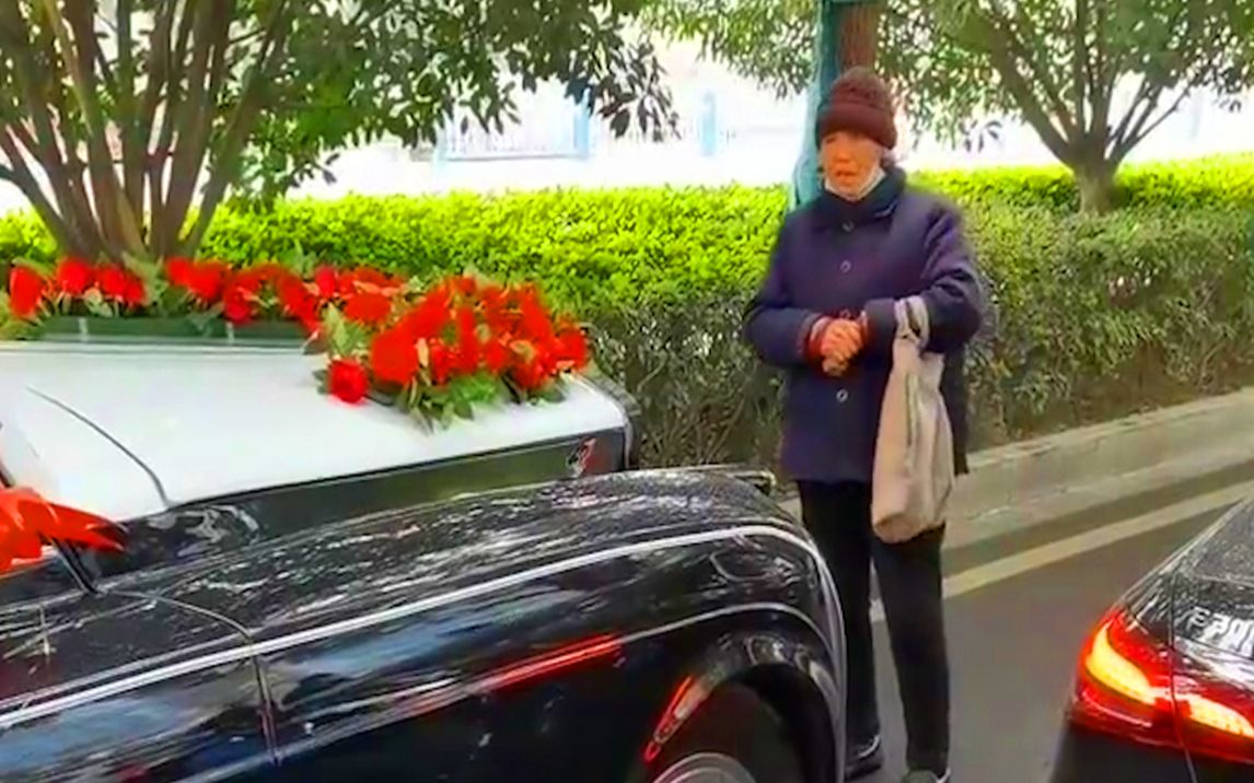 1131:大妈拦婚车要红包,换做你怎么办?