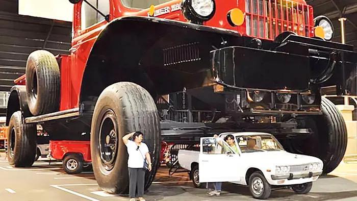 世界上最大的皮卡车,长25米,人站在前面还没轮胎高!