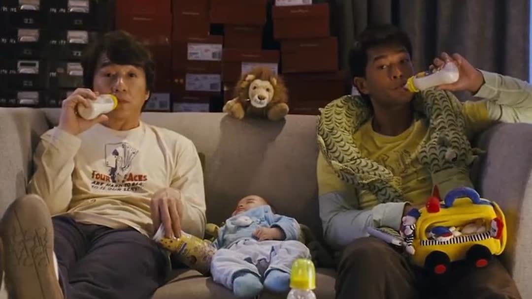 宝贝计划:兄弟俩看孩子,结果自己捧着奶瓶喝上了,太逗了!