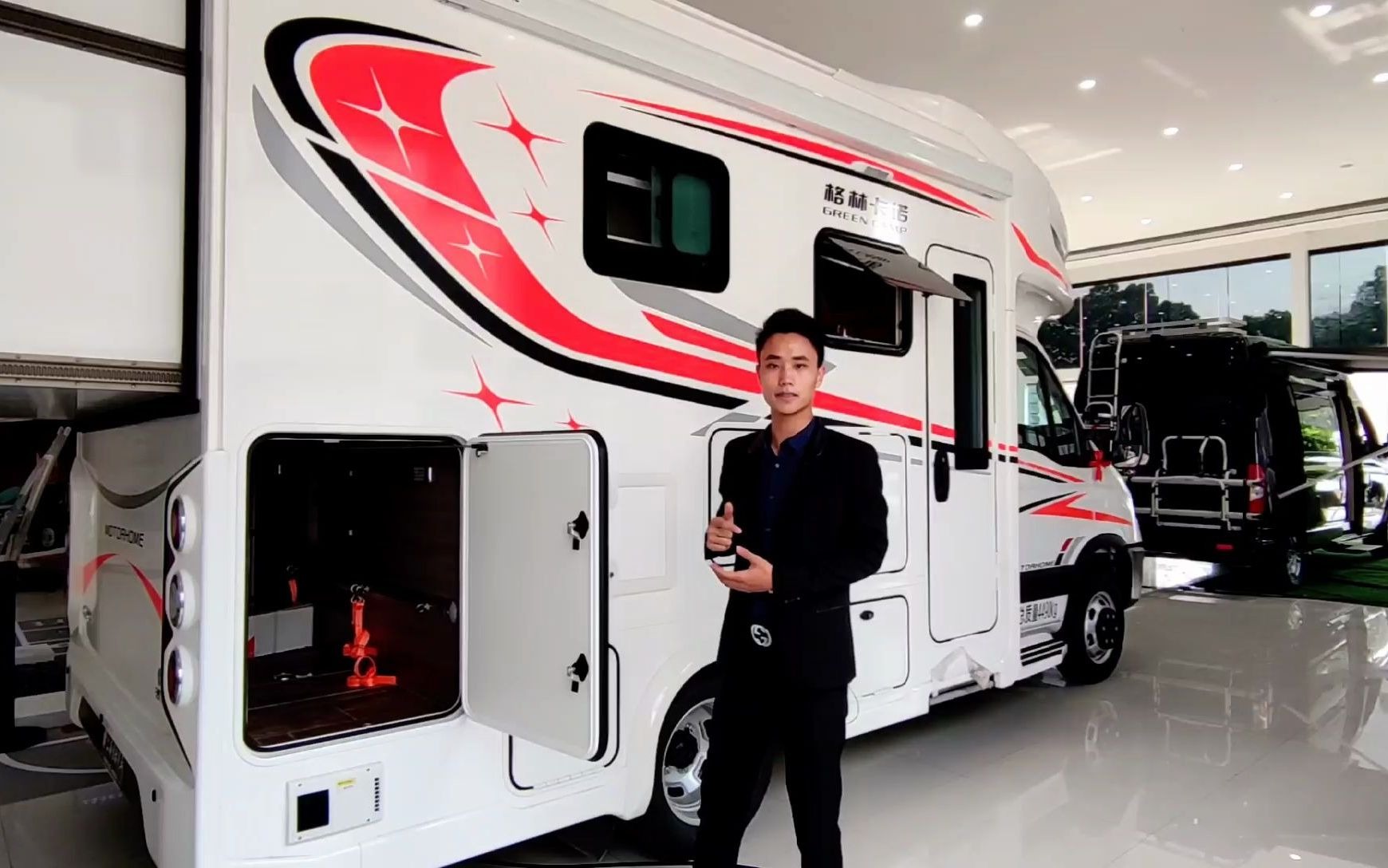 最新款依维柯中额头C型房车,大空间布局合理