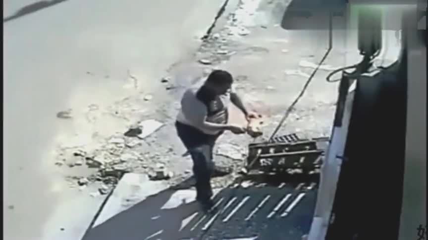 监控记录下一起使用手持电动工具事故