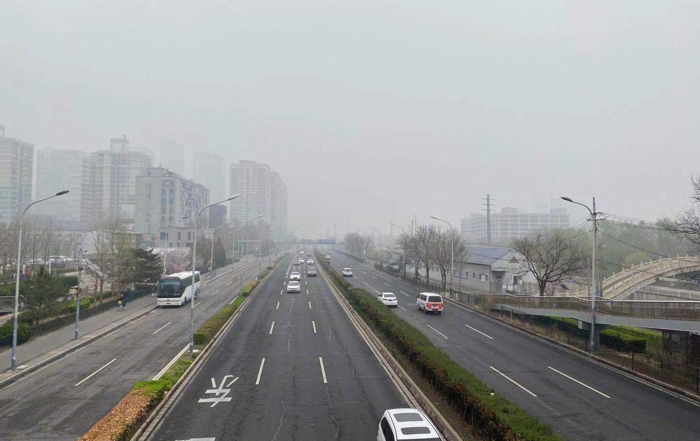 谨慎驾驶!北京大雾黄色预警,部分地区能见度不足500米
