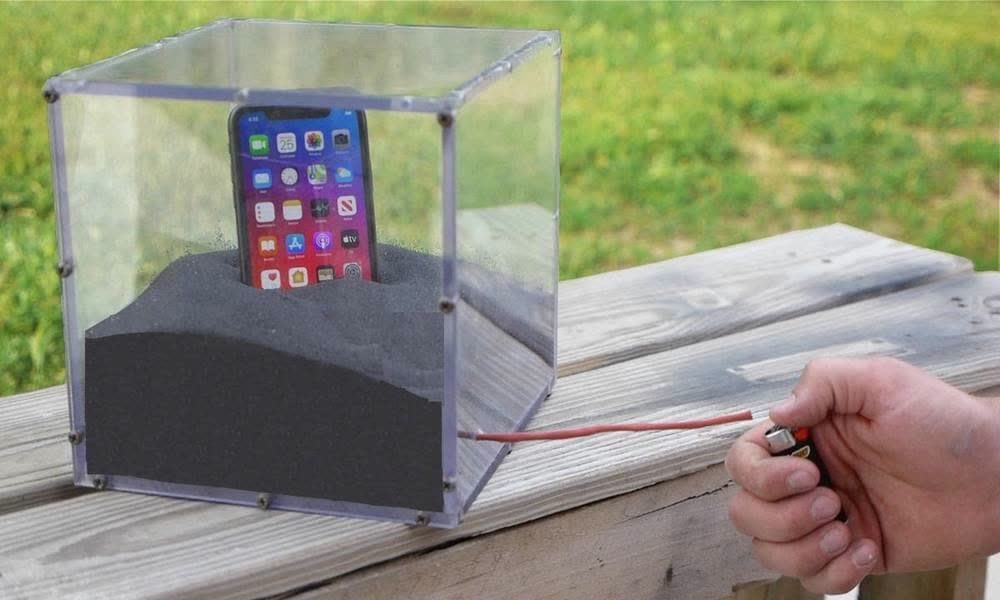 苹果手机有多耐用?老外把它放进"火药"箱测试,手机:你是个狗