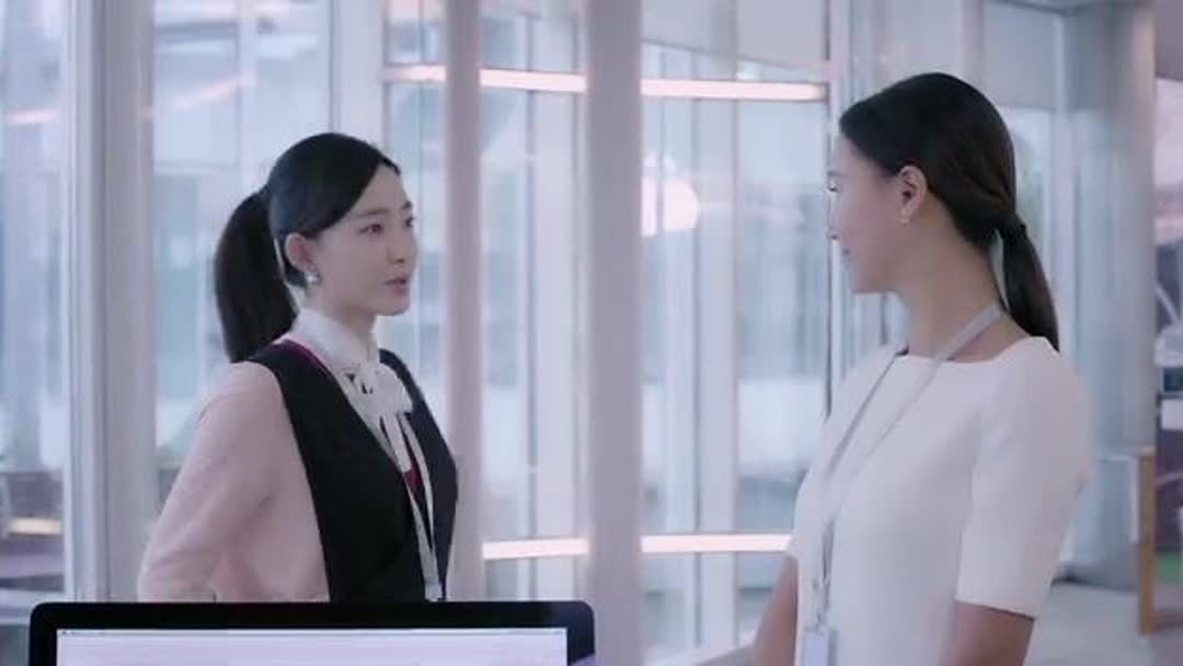 苏芒给Ella下马威,让她整理文件又打扫会议室,扬言要严加管理