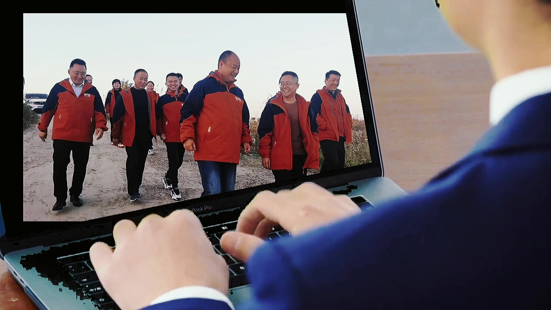 .剪映画中画功能,编辑企业团建活动进入.