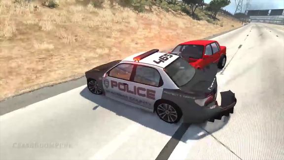 疯狂的警车追捕汽车,导致翻车事故