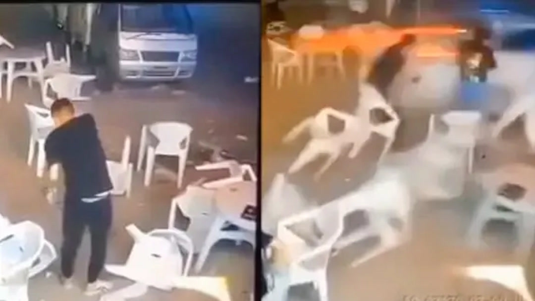 小轿车冲进夜市撞向吃饭的顾客 桌椅板凳瞬间掀翻 人被撞飞数米