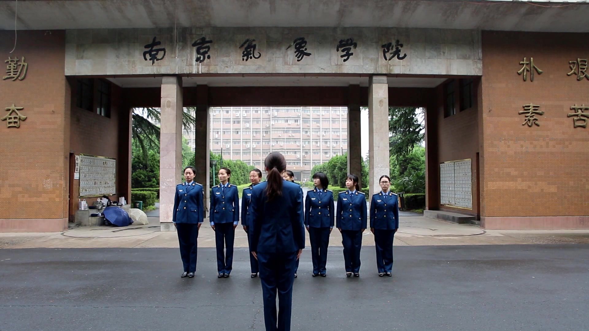 南京信息工程大学的女国防生们
