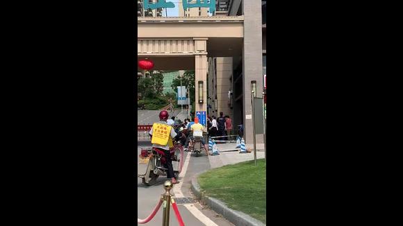 龙川县某小区门口疑似业务与物业发生口角和争执