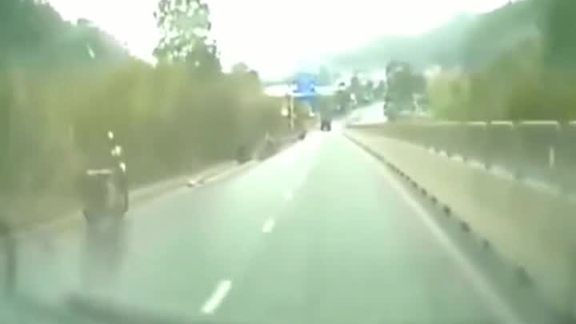 行车记录仪拍下后怕的一幕