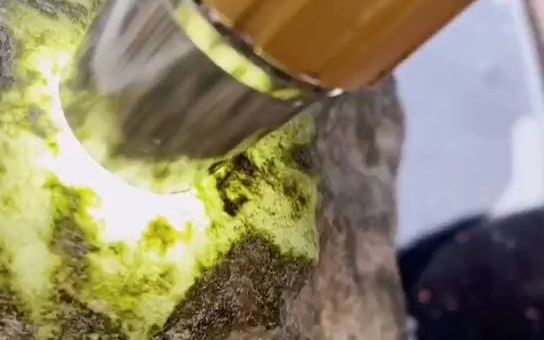 会卡翡翠原石实战,种老局部带色花,一刀切开有点吓到了!