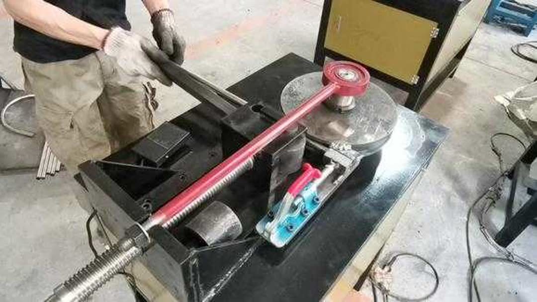 小伙在模具上加装快速夹,防止了弯管时薄管走管情况,果真心设计