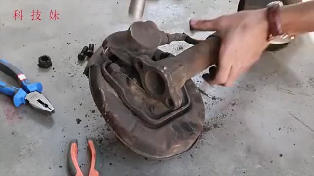 50元收的废旧汽车减震器,翻新改装成一把弹簧凳子,太...