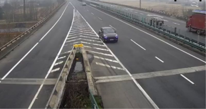 胆子天大!一轿车在常德高速境内竟倒车行驶,监控拍得清清楚楚!