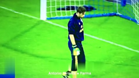 巴萨'单身狗'3脚展现颠口香糖绝技 踢完笑着吃进去